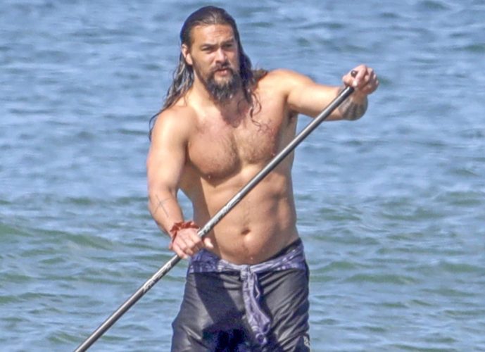 JASON MOMOA EXIBE CORPO TONIFICADO DURANTE DIA DE SURFE NO HAVAÍ ...